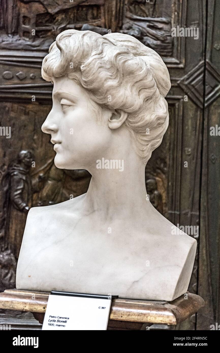 Beautiful woman statue italy hi-res stock photography and images - Alamy