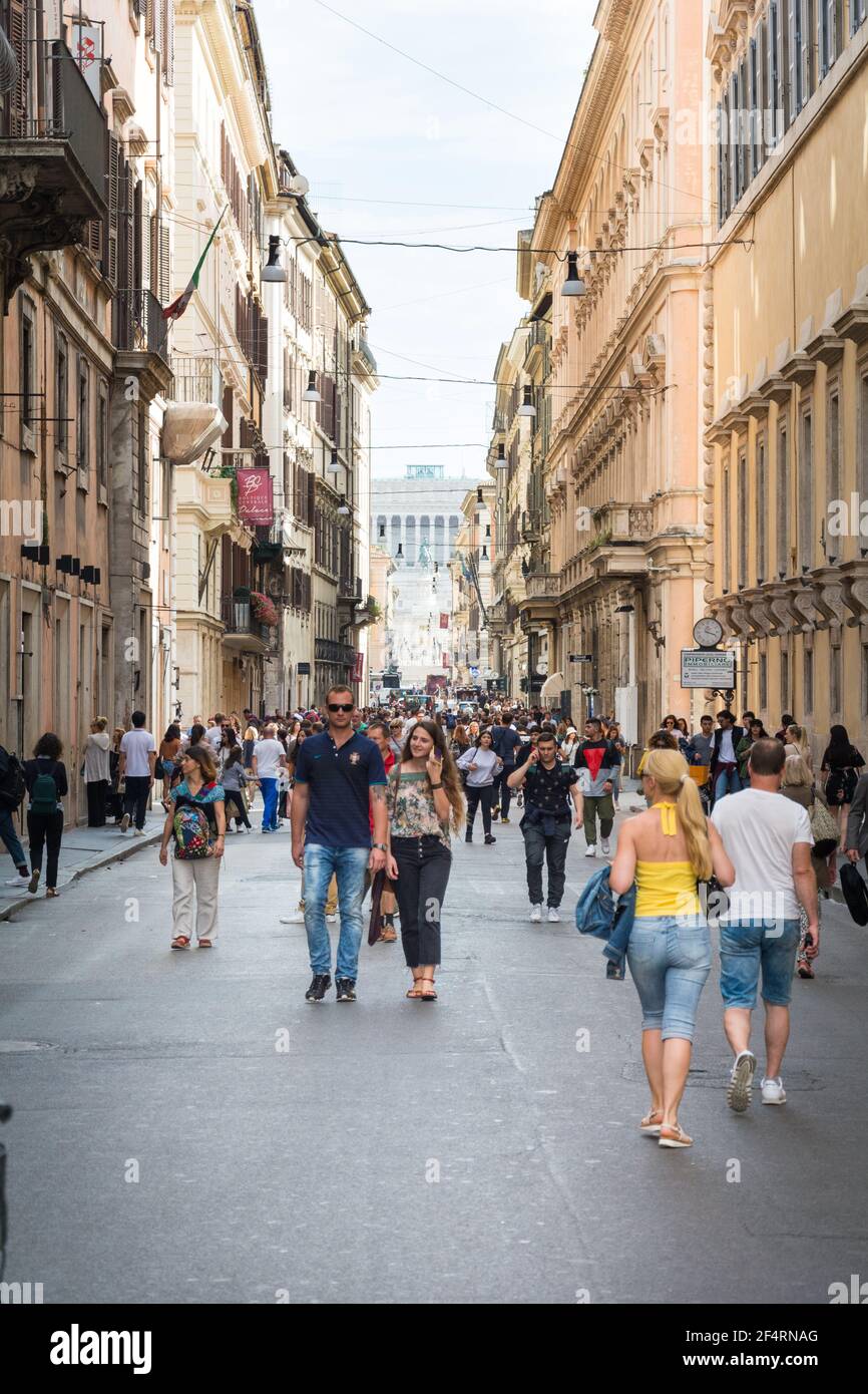 Crowd of people tourism italy hi-res stock photography and images - Alamy