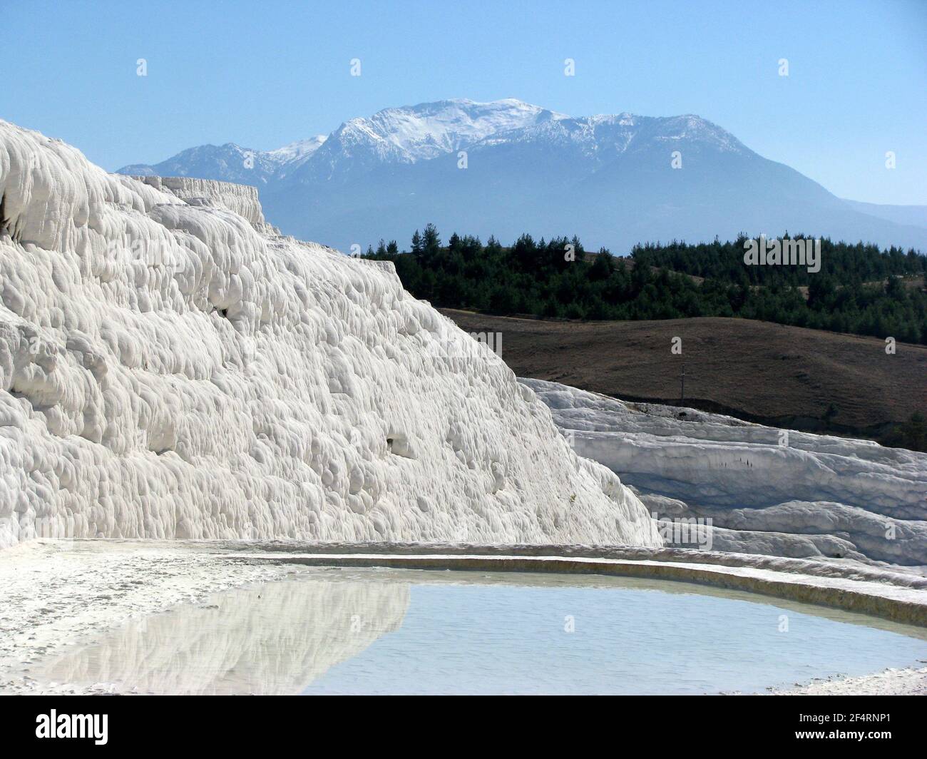 the sinter terraces of Pamukkale with mountain backdrop Stock Photo - Alamy