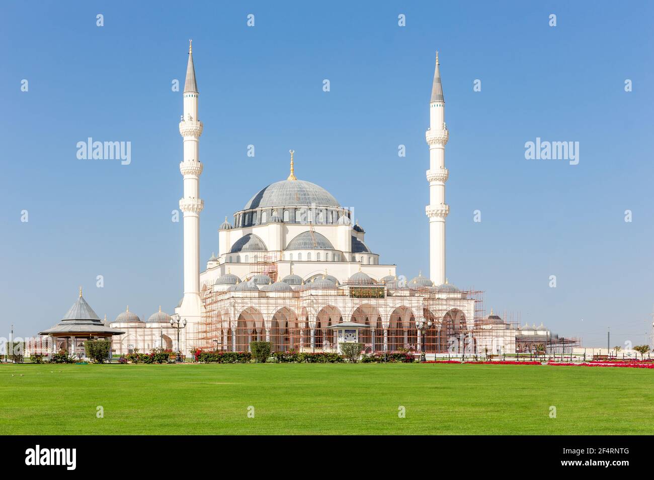 New Sharjah Mosque (Sharjah Masjid), the largest mosque in the Emirate ...