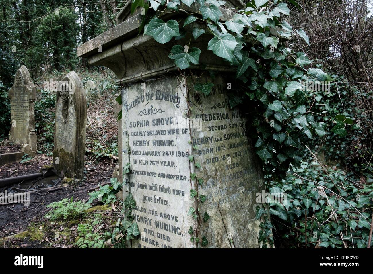 Victorian cemetery hi-res stock photography and images - Alamy