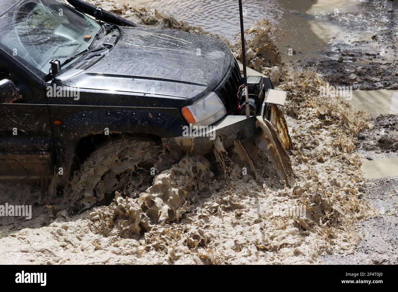 4x4 making big splash in mud. Off-road race Stock Photo - Alamy