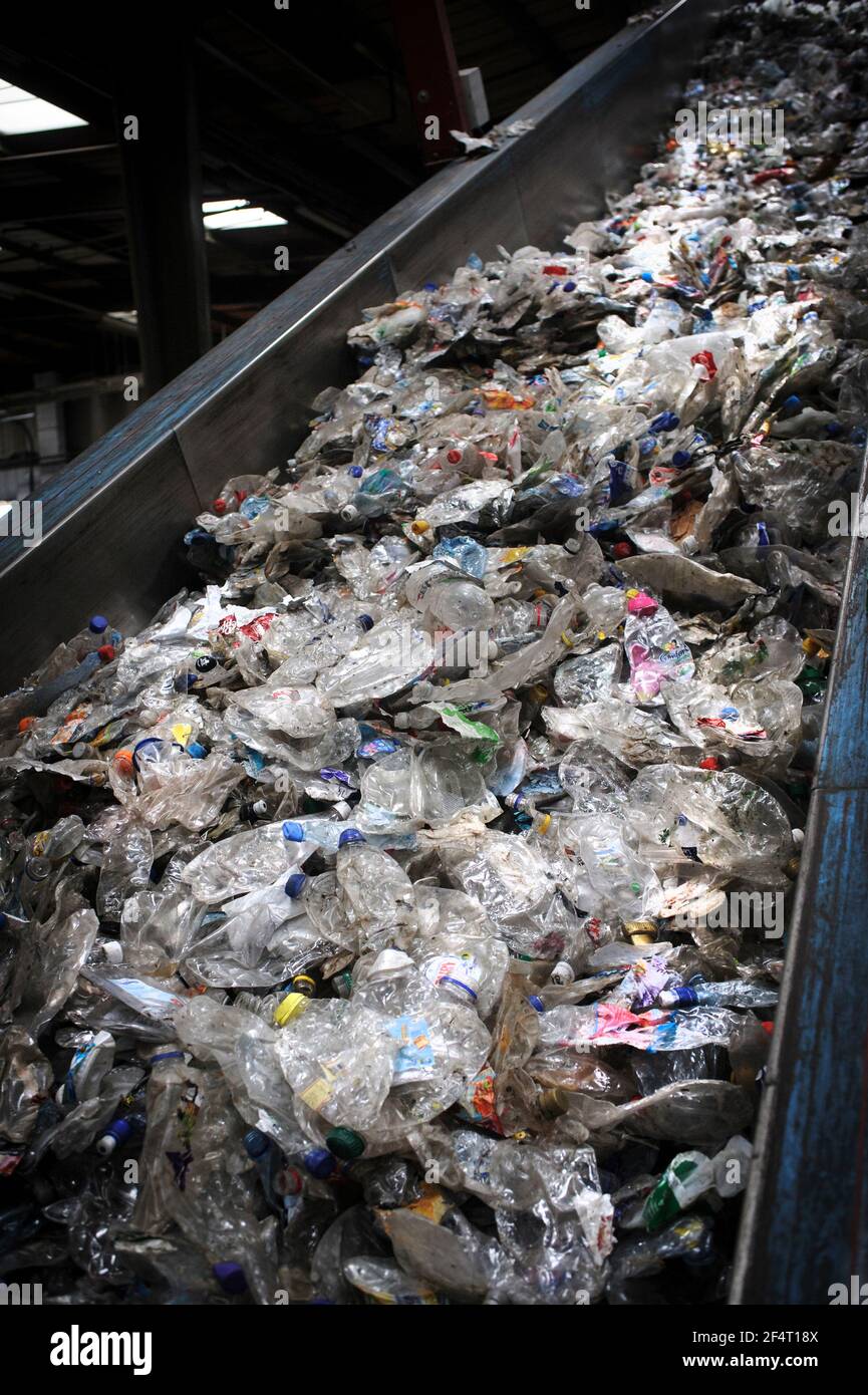 Rubbish on conveyor belt sorting hi-res stock photography and images ...