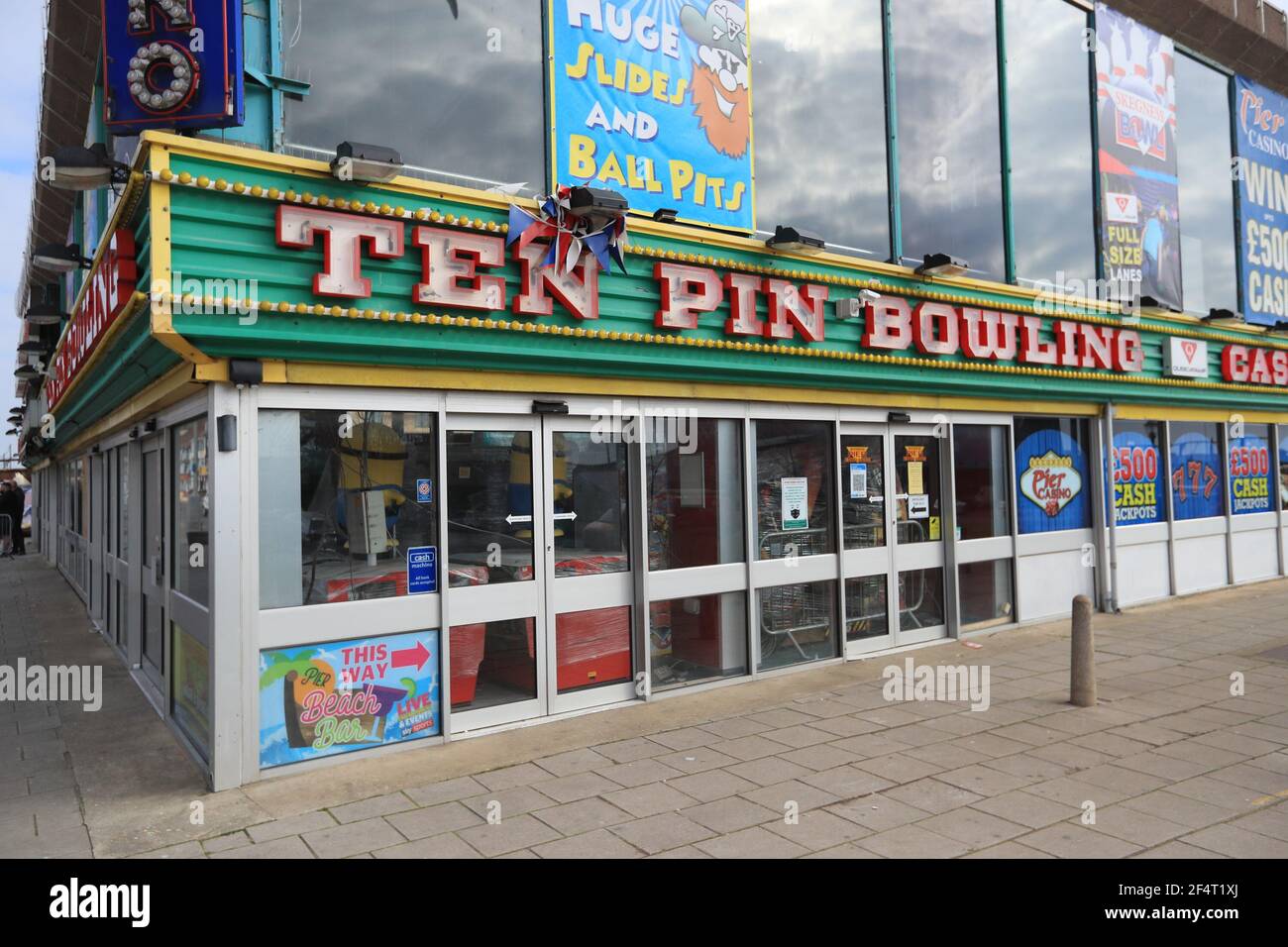 Closed amusement arcade hi-res stock photography and images - Alamy