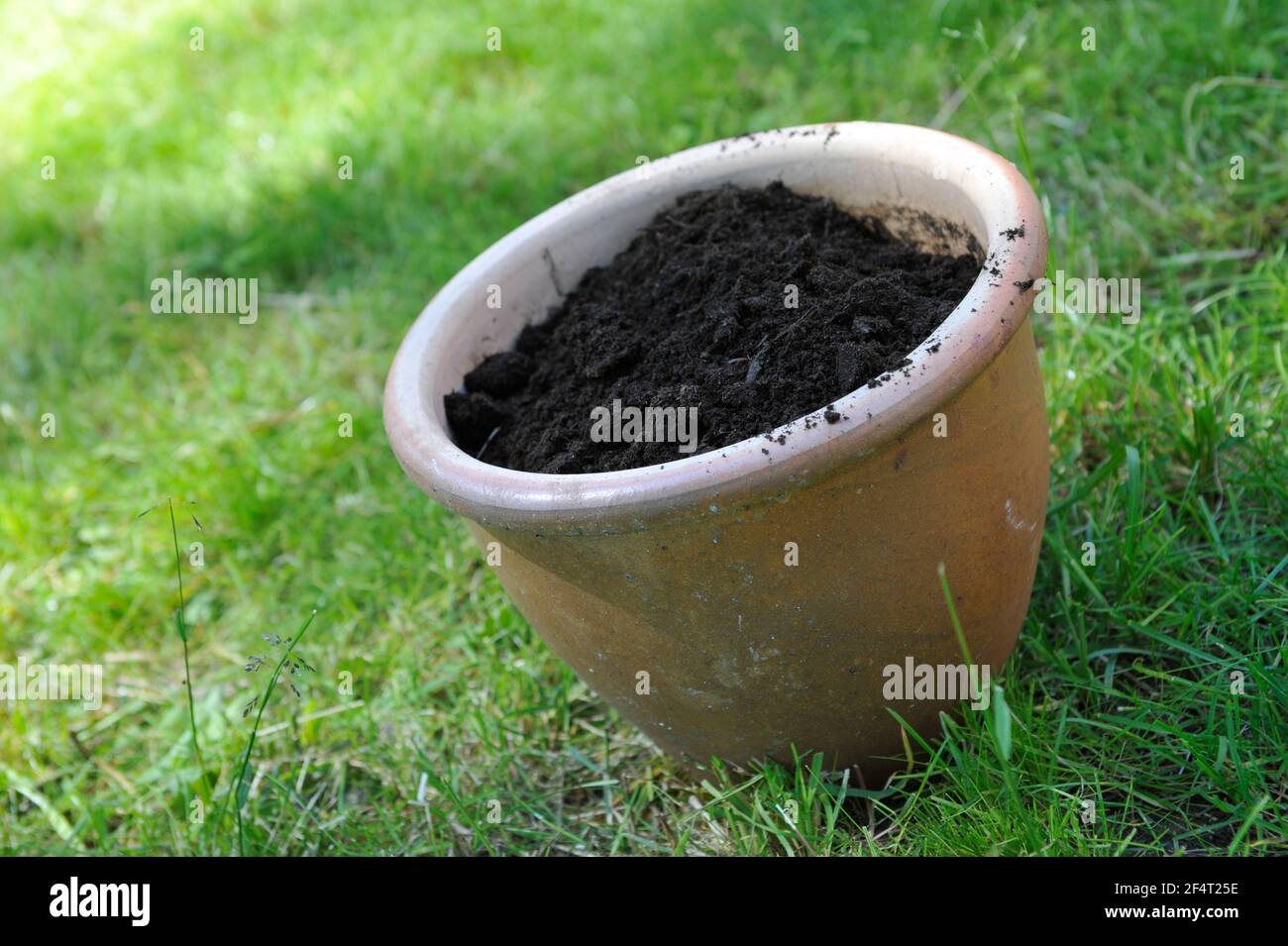 Clay soil mulch hi-res stock photography and images - Alamy