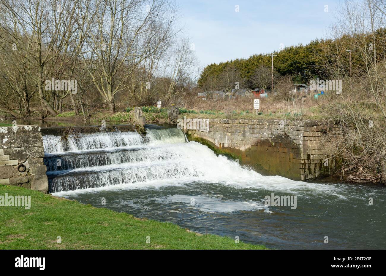 Weir at Bedale harbour Stock Photo - Alamy