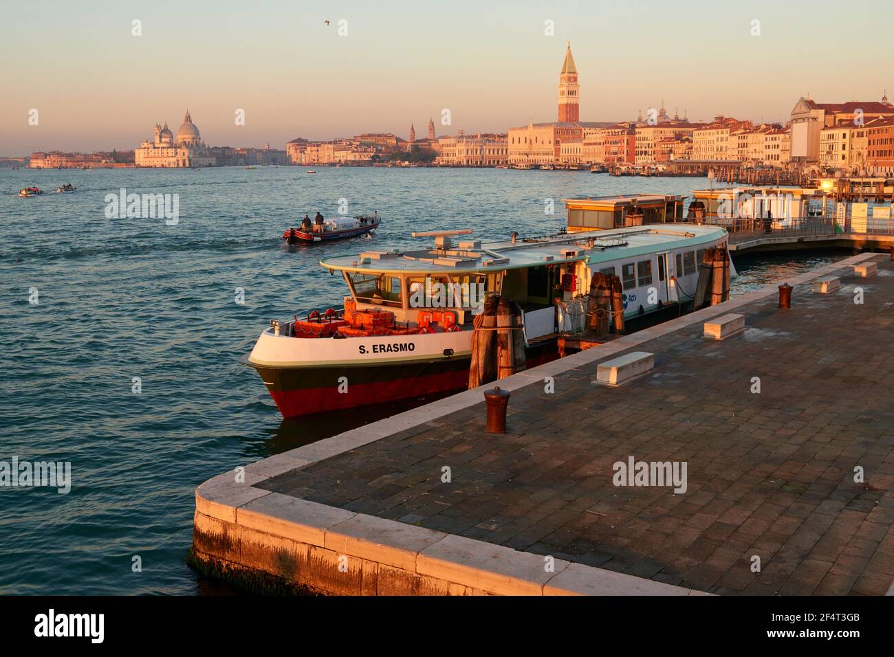 Waterside navigation venezia italy hi-res stock photography and images ...