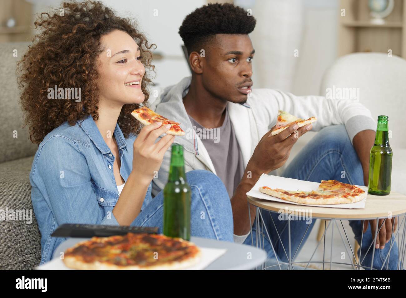 couple eating and watching tv Stock Photo - Alamy