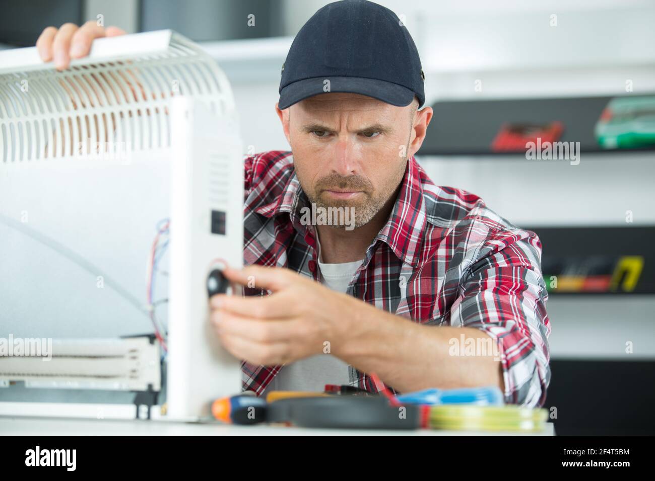 man installing radiator valve Stock Photo - Alamy