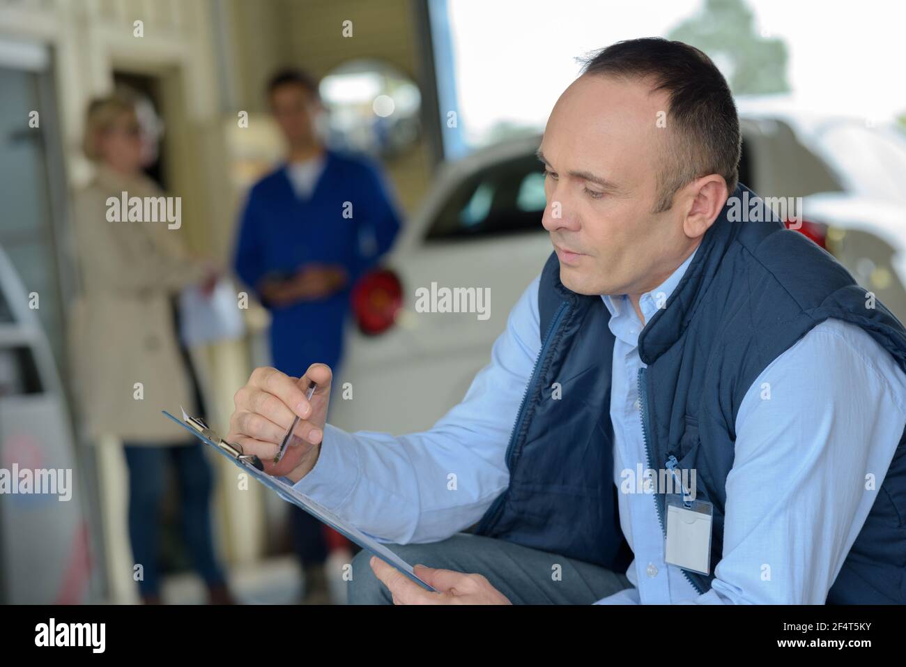 Person waiting car repair shop hi-res stock photography and images - Alamy