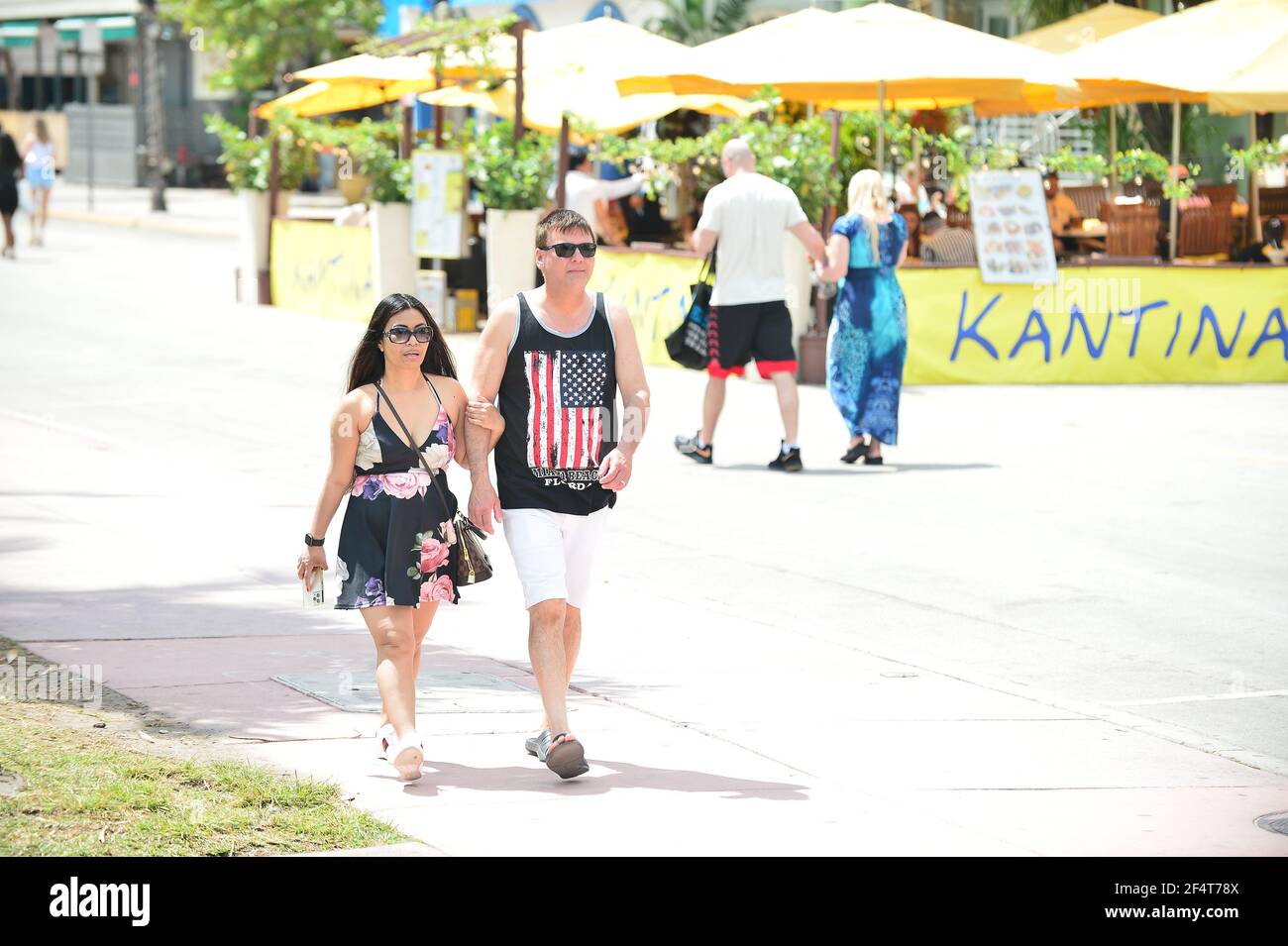 College students on spring break hi-res stock photography and images ...