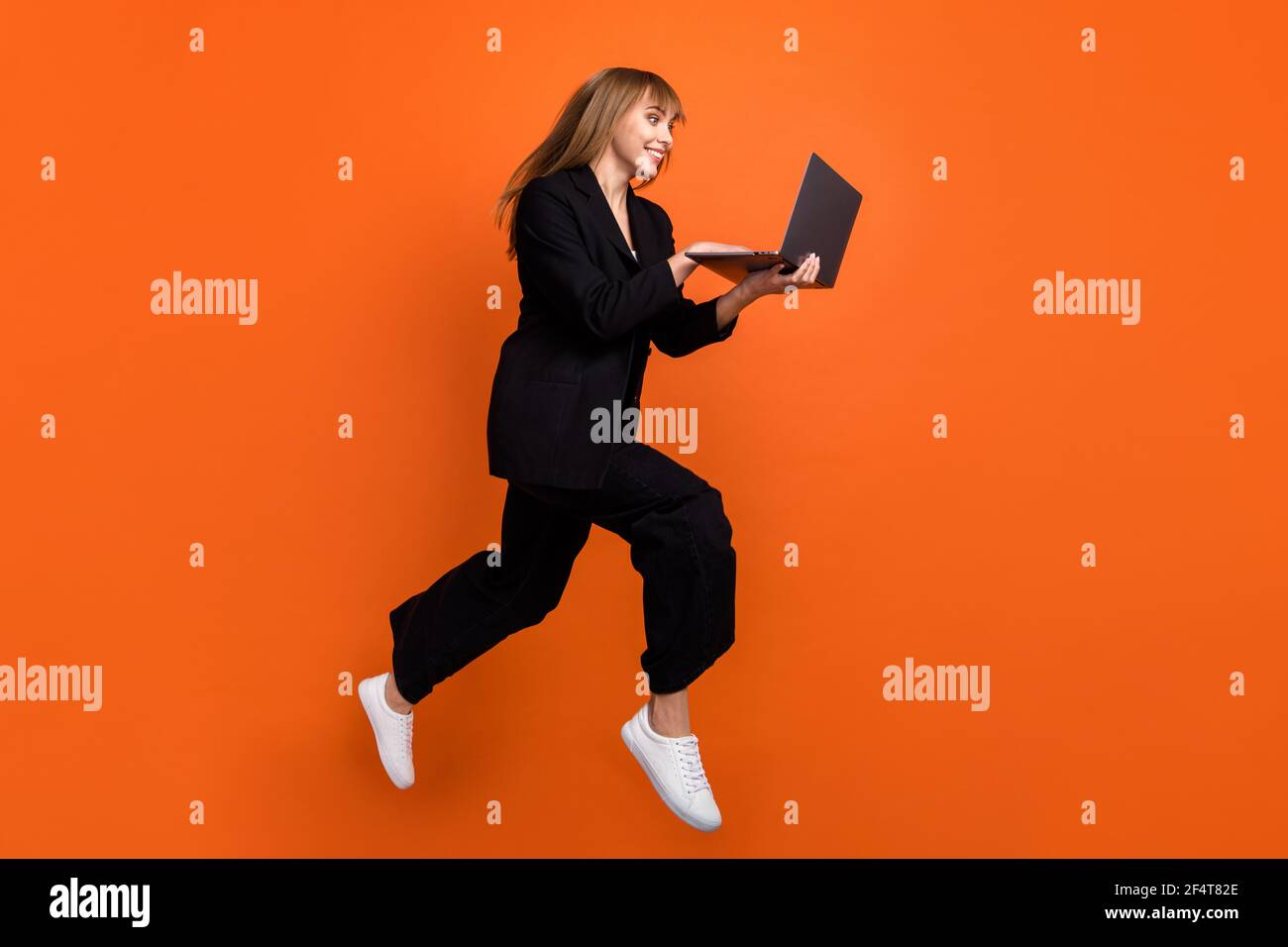 Side profile girl running in hi-res stock photography and images - Alamy