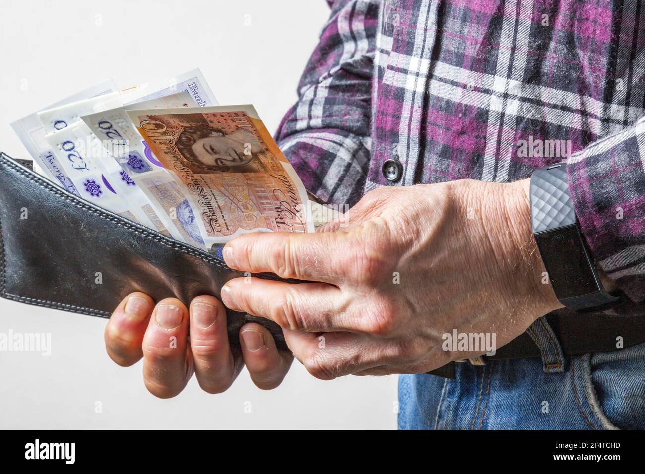 man counting large amount of paper currency Stock Photo - Alamy