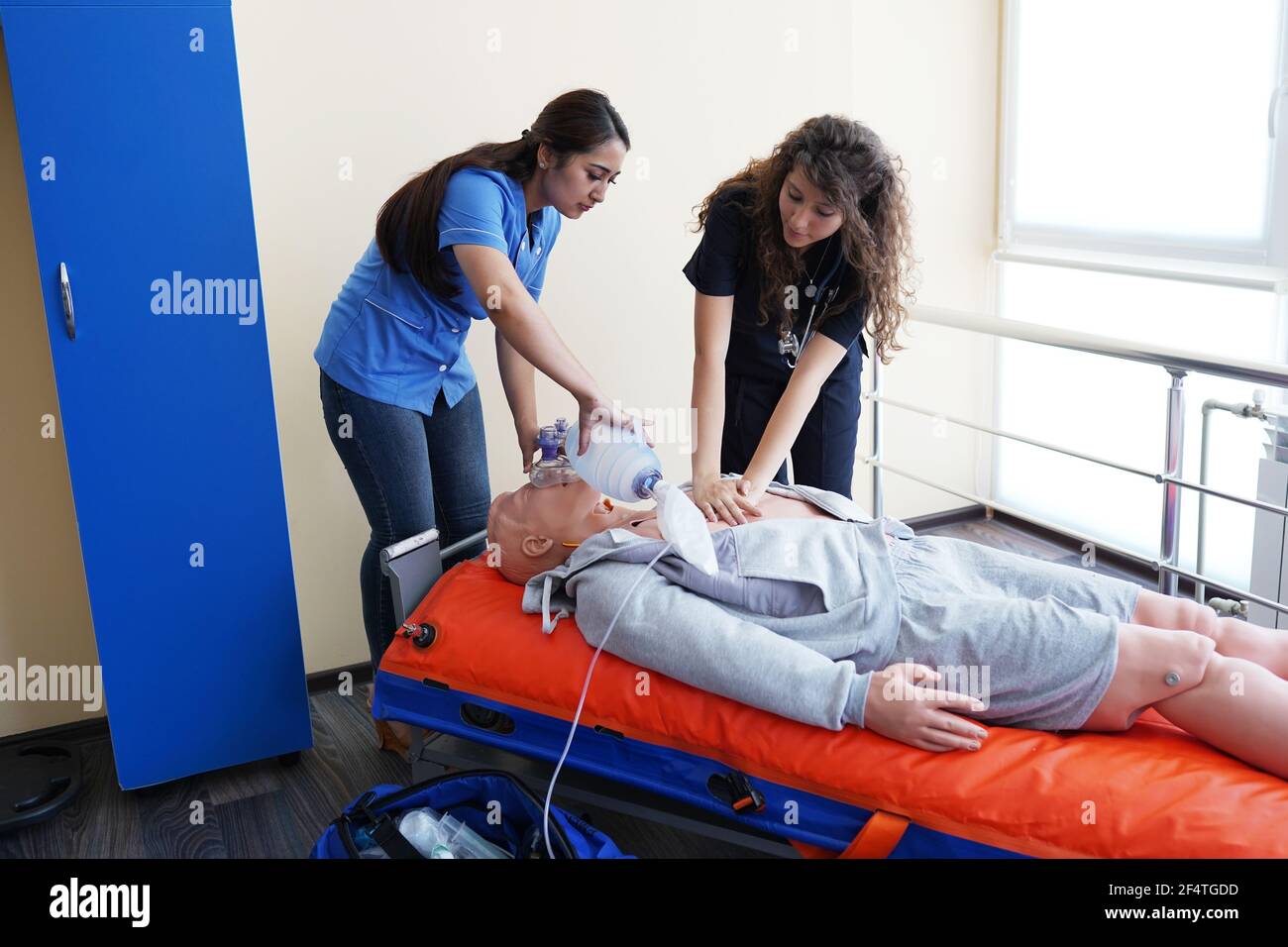 Nursing students are learning how to rescue the patients in emergency ...