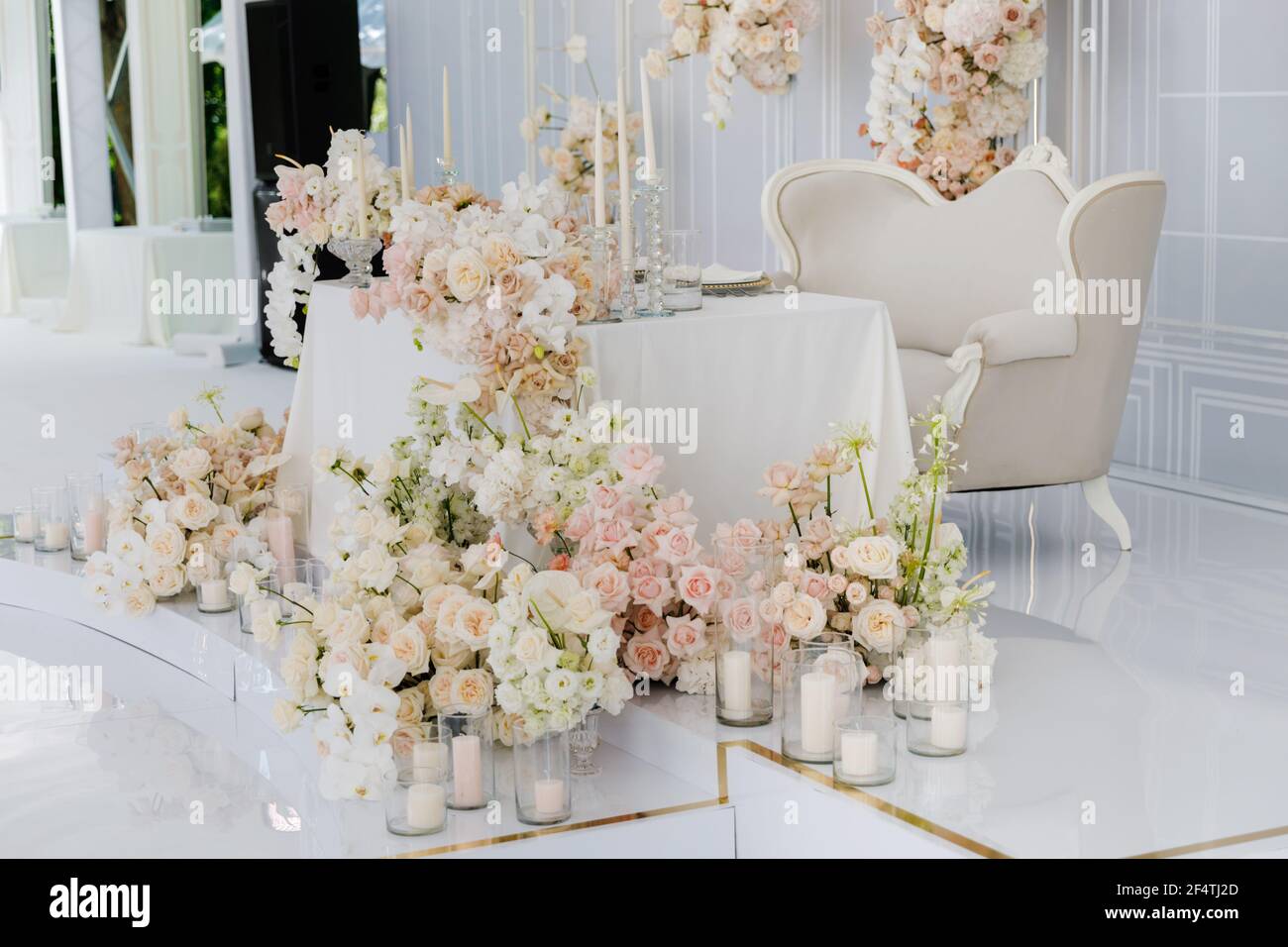 Beautifully decorated table hi-res stock photography and images - Alamy