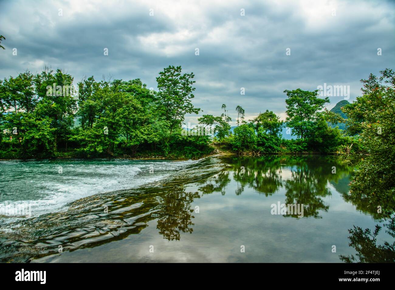 Green water and picturesque scenery hi-res stock photography and images ...