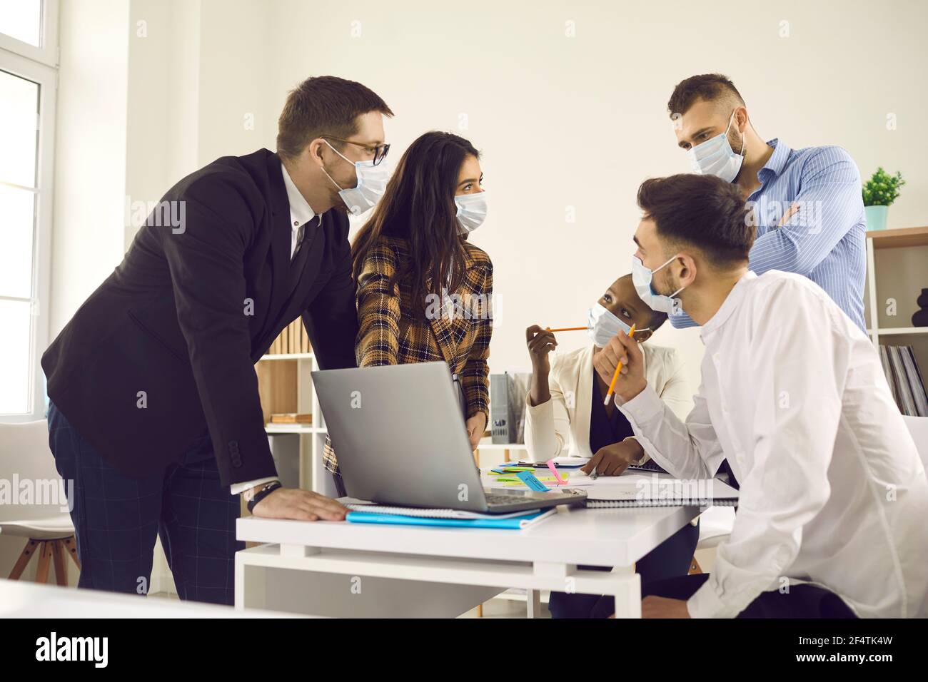 Team meeting office covid hi-res stock photography and images - Alamy