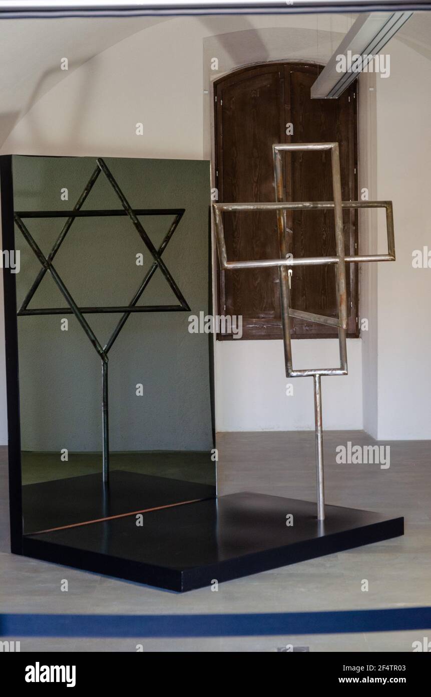 Star of david and christian cross hi-res stock photography and images ...