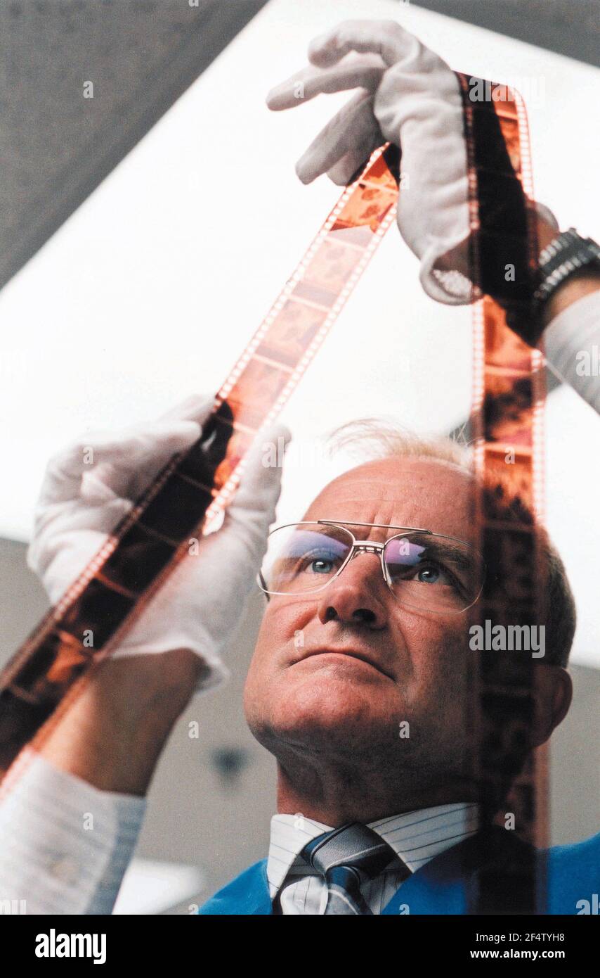 ROBIN WILLIAMS in ONE HOUR PHOTO (2002), directed by MARK ROMANEK ...