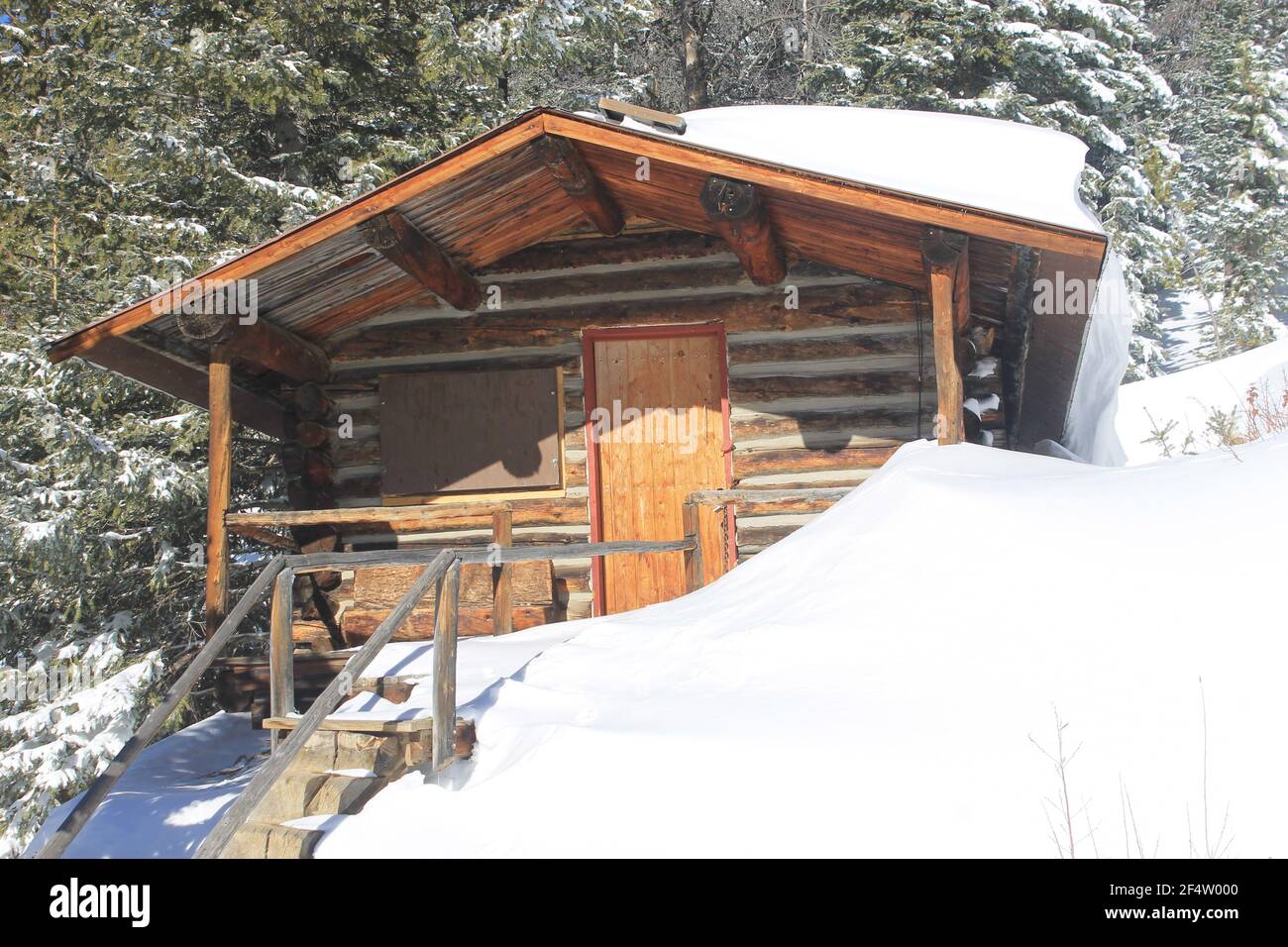 Cabin buried by snow hi-res stock photography and images - Alamy