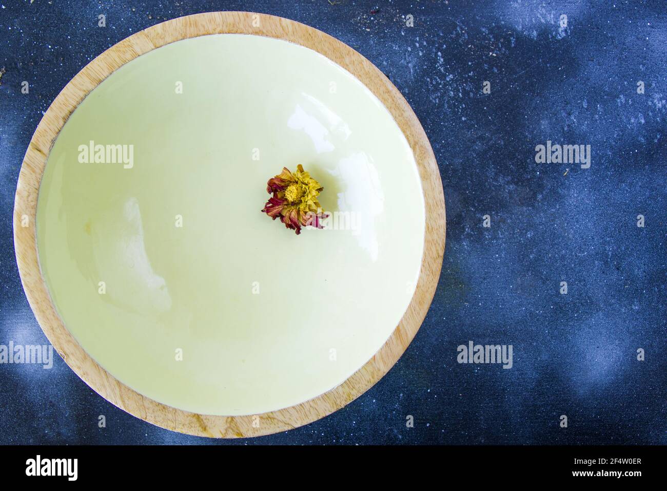 Empty plat hi-res stock photography and images - Alamy