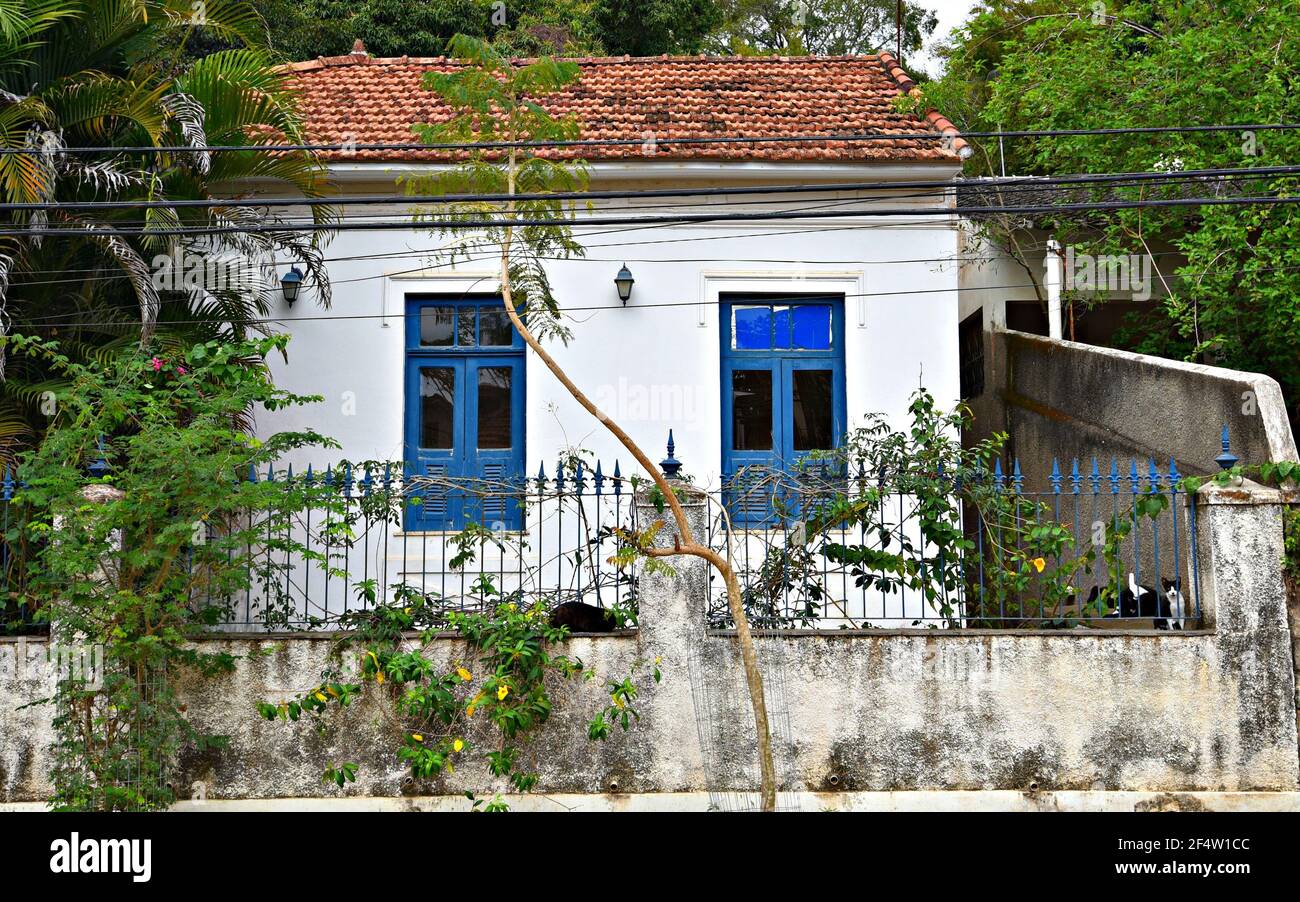 Niteroi museum brazil windows hi-res stock photography and images - Alamy