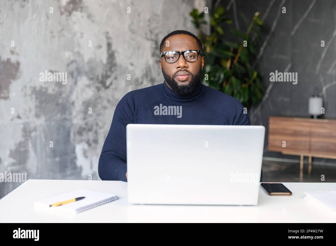 Stern look hi-res stock photography and images - Alamy