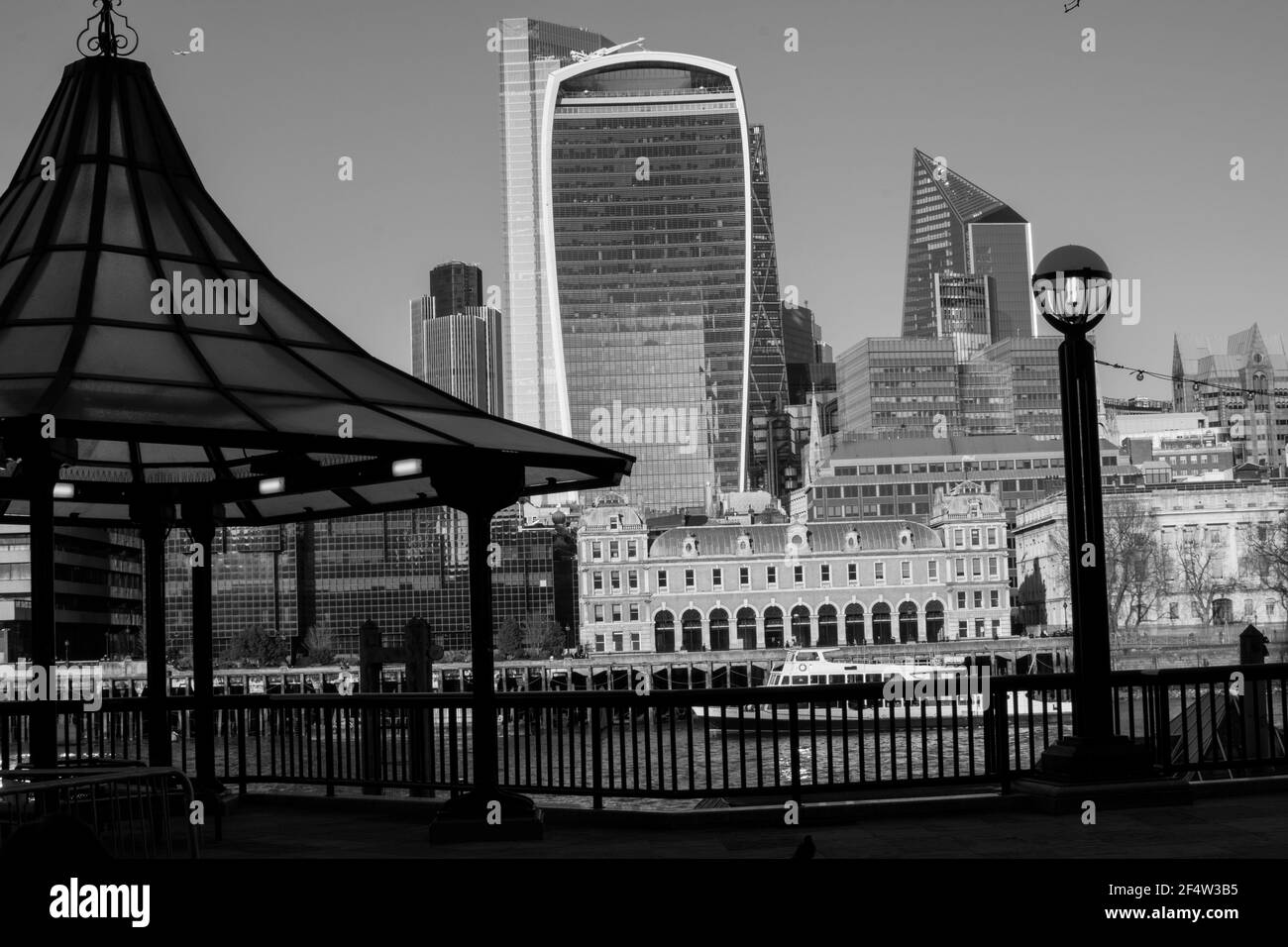 Modern Black and White Bank and Office Architecture in Central London ...