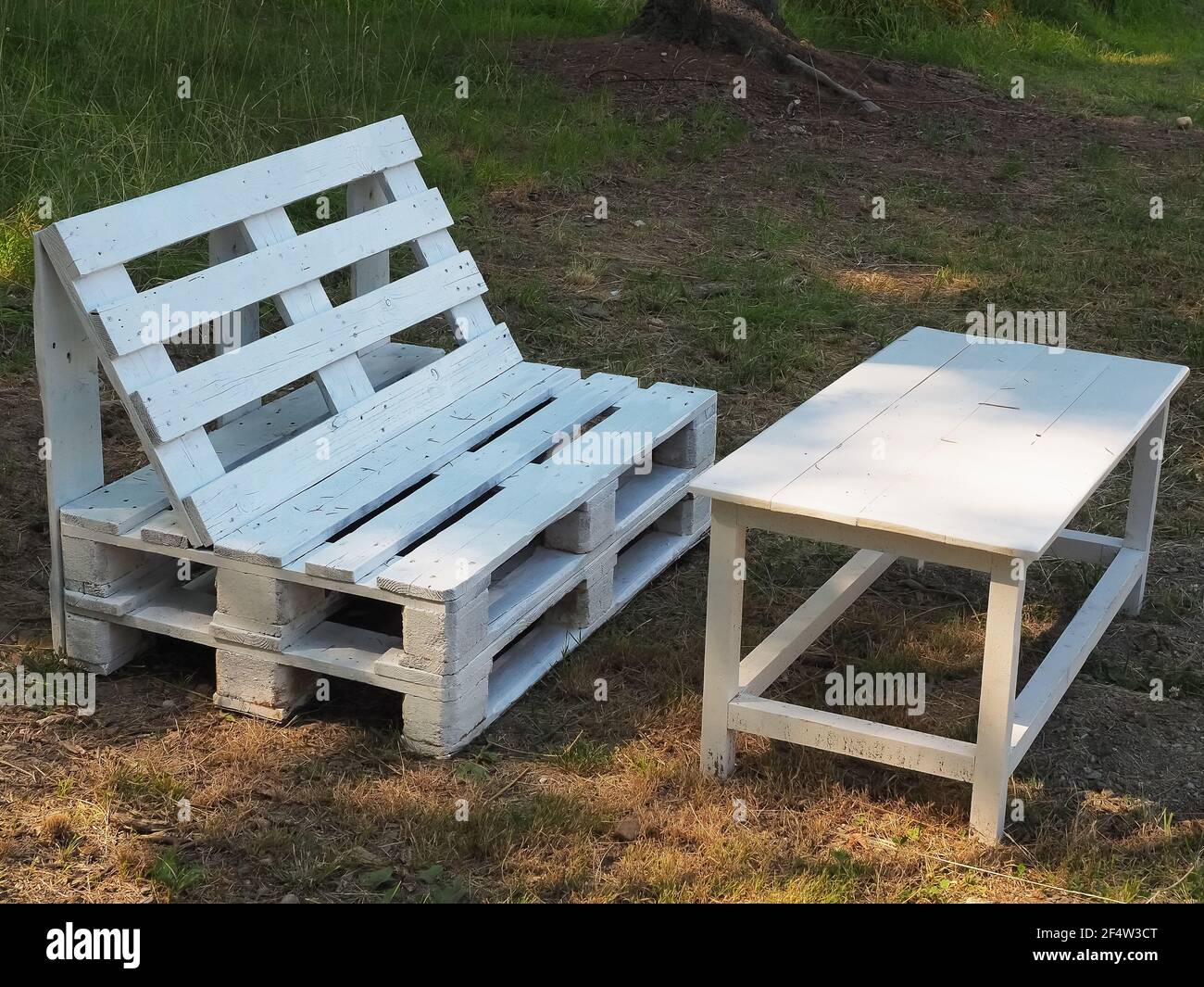 Wooden pallets table garden hi-res stock photography and images - Alamy