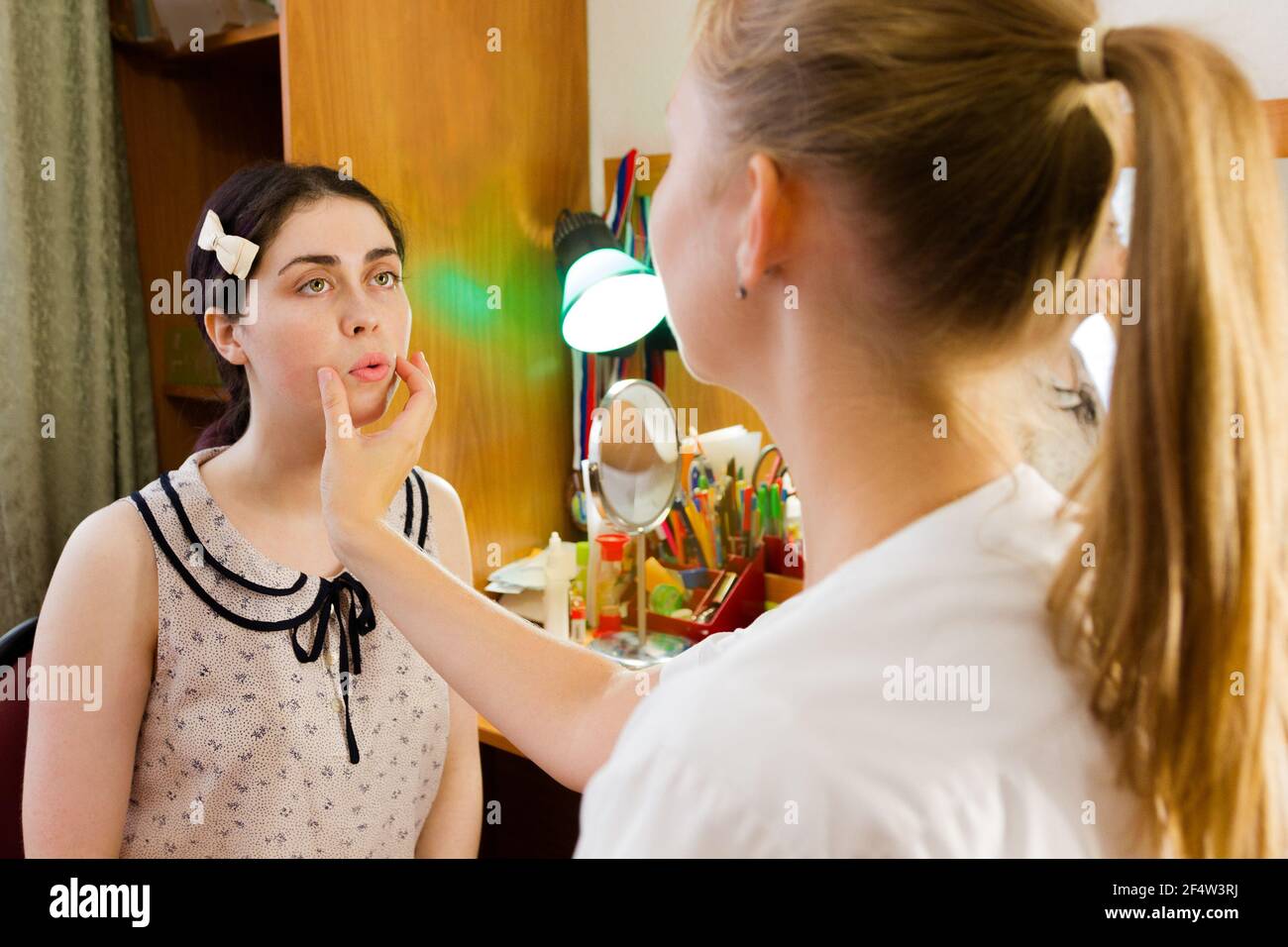 the teacher shows the patient how to place the lips when pronouncing ...