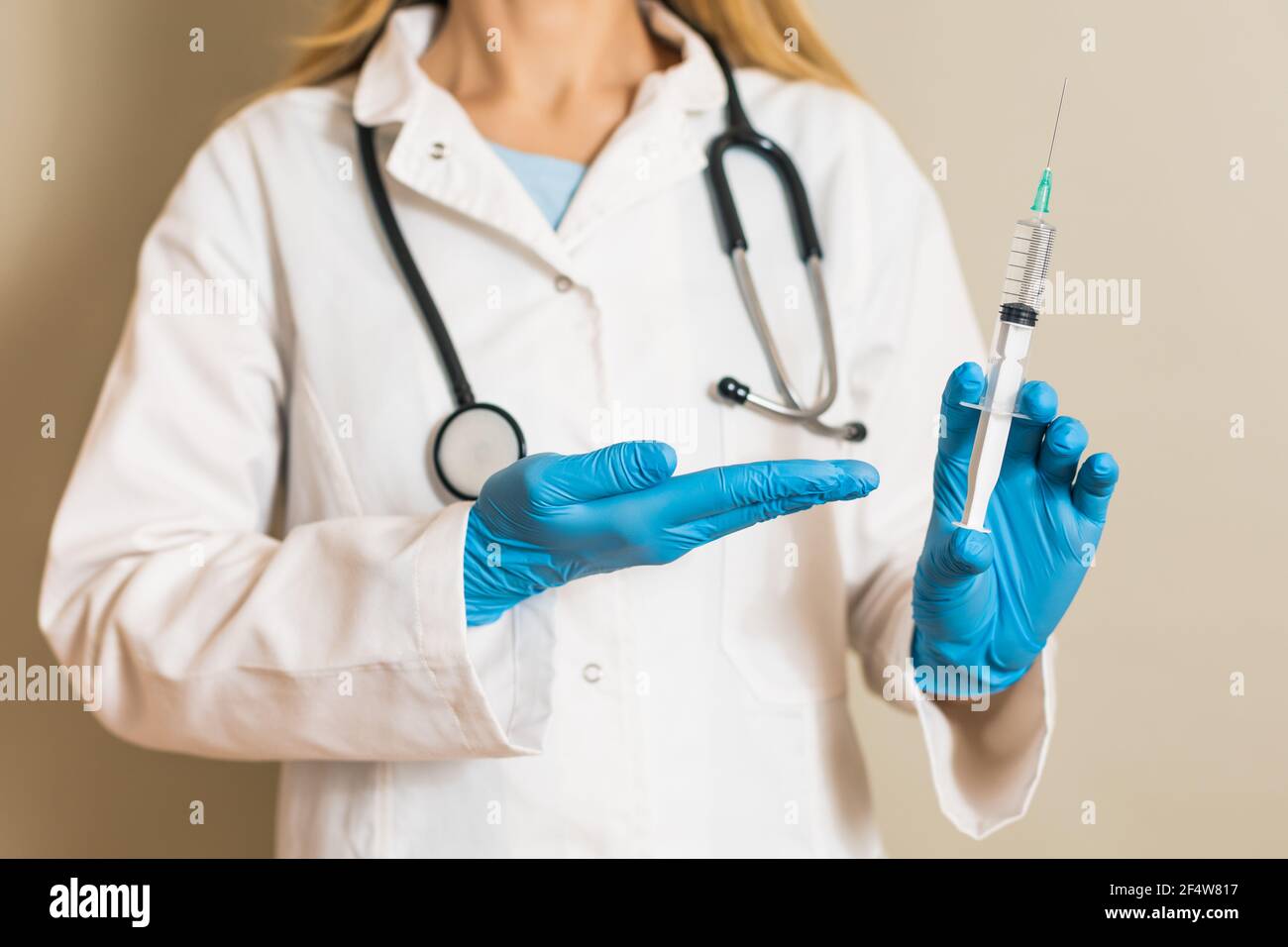 Image of female doctor showing injection Stock Photo - Alamy