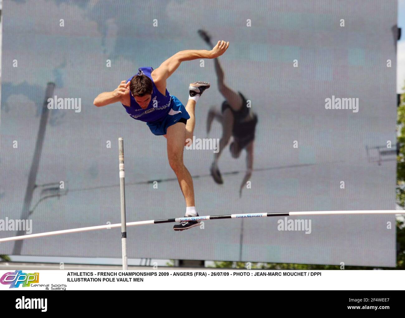 Pole vault men hi-res stock photography and images - Alamy
