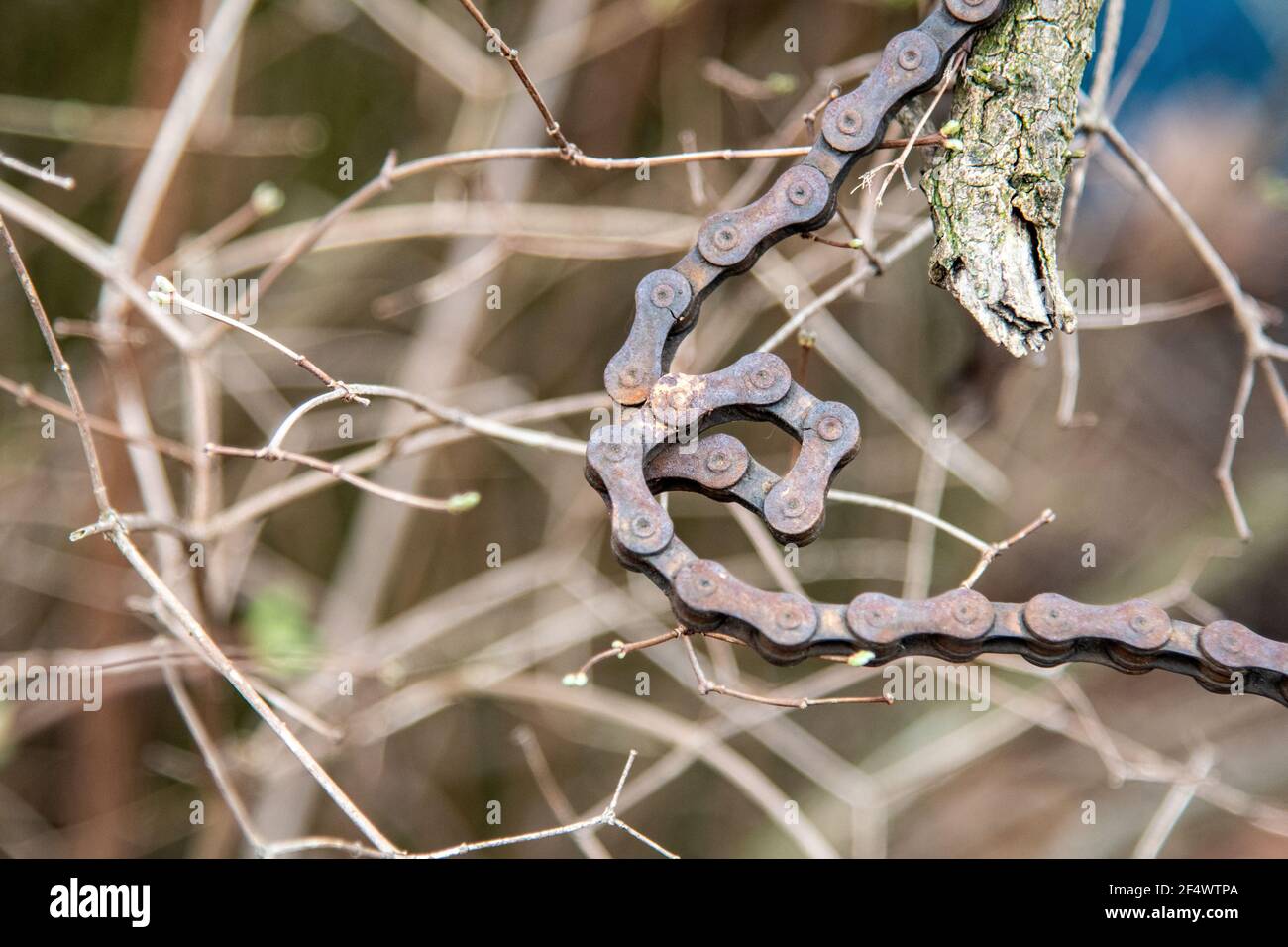 Rusty bike chain hi-res stock photography and images - Alamy