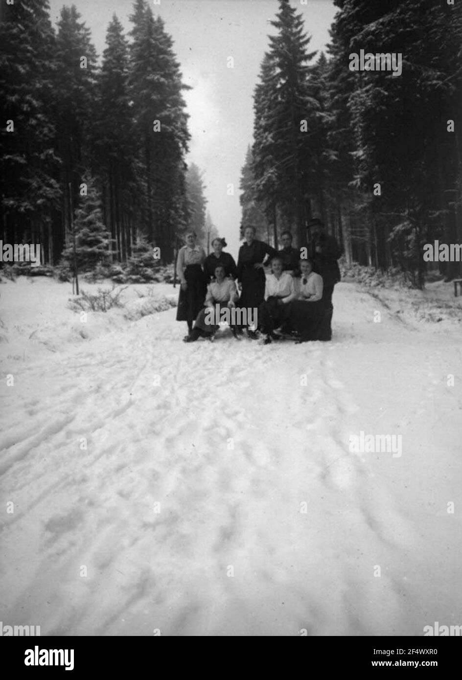 Walk winter family Black and White Stock Photos & Images - Alamy