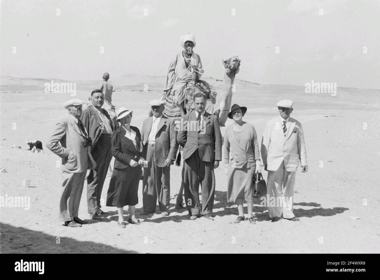 Travel photos Egypt. Locals, camel leaders and tourists in the desert ...