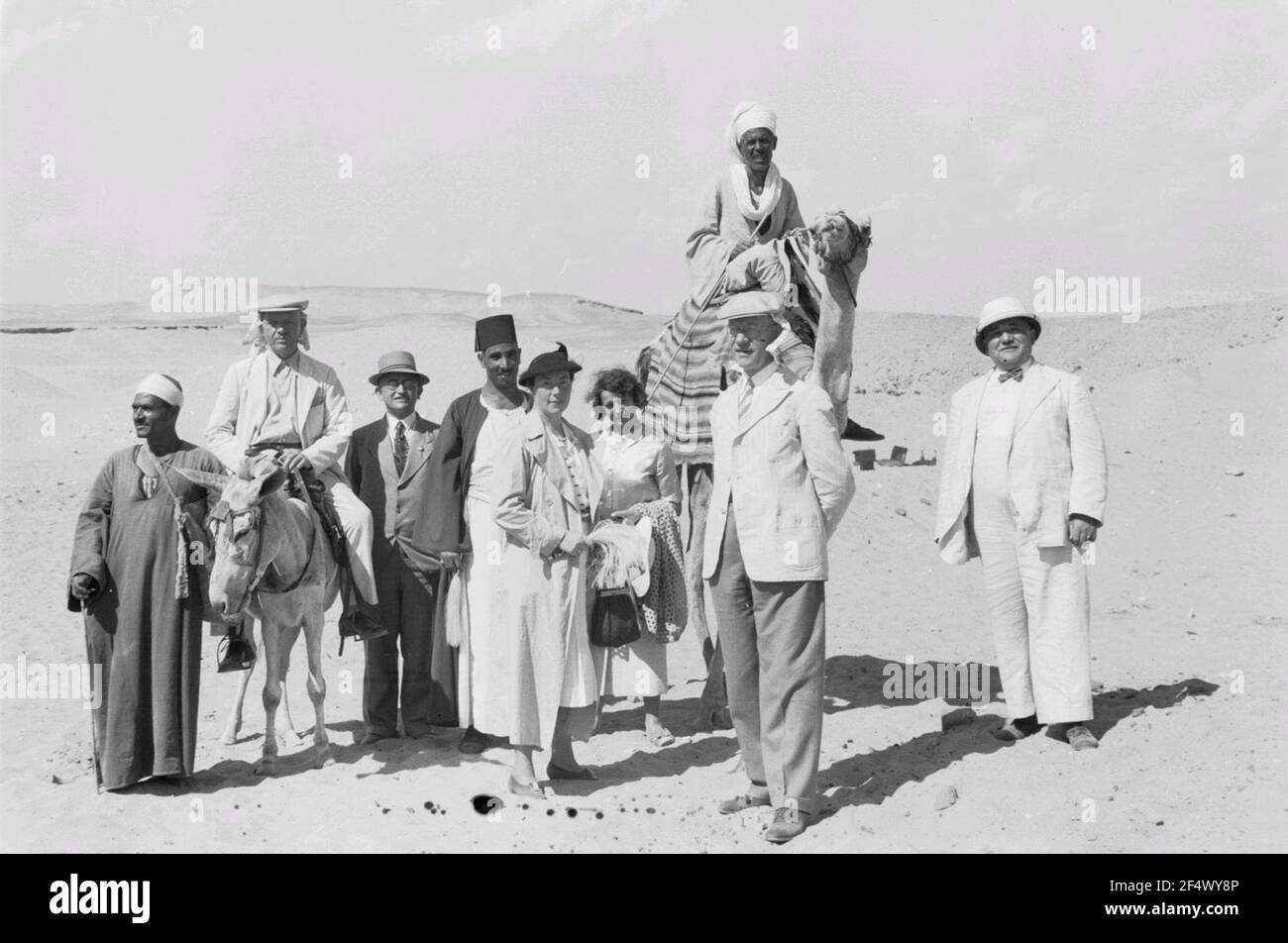Travel photos Egypt. Locals, camel leaders and tourists, one on a ...