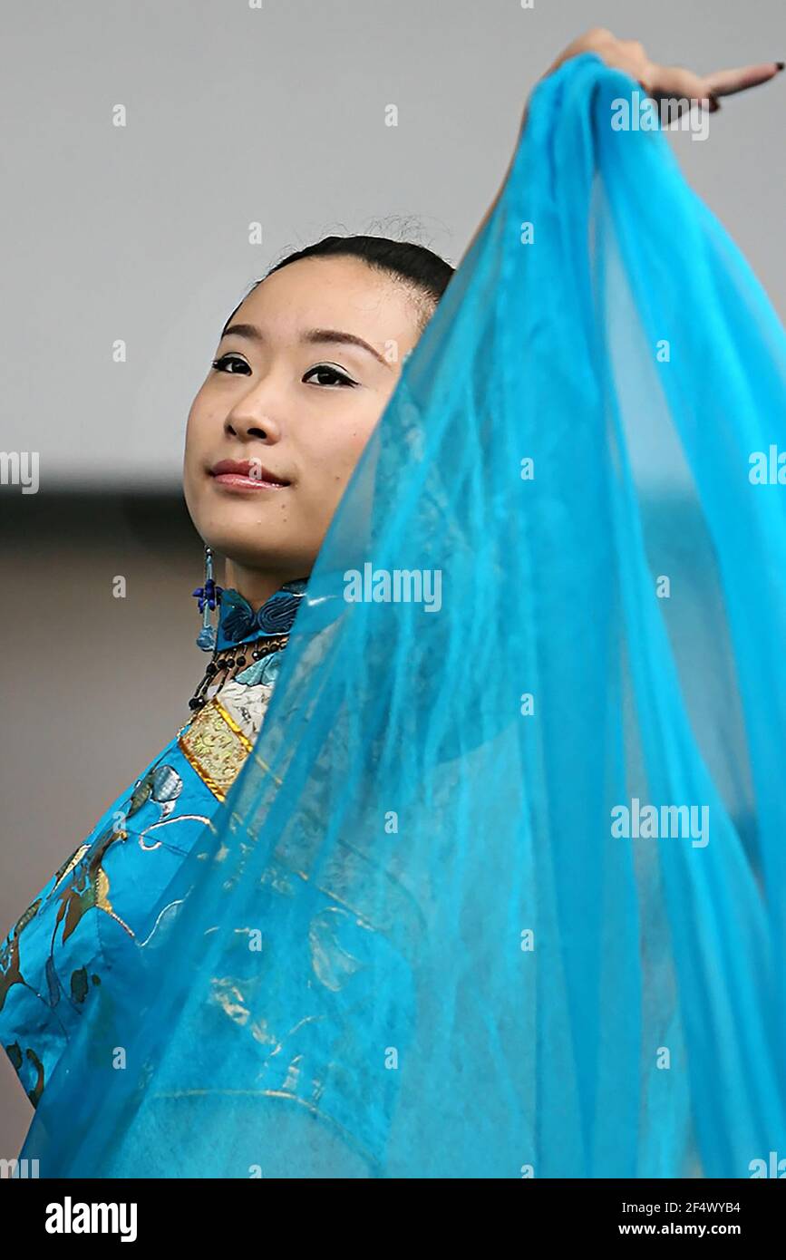 Traditional Chinese dancer performs Stock Photo - Alamy