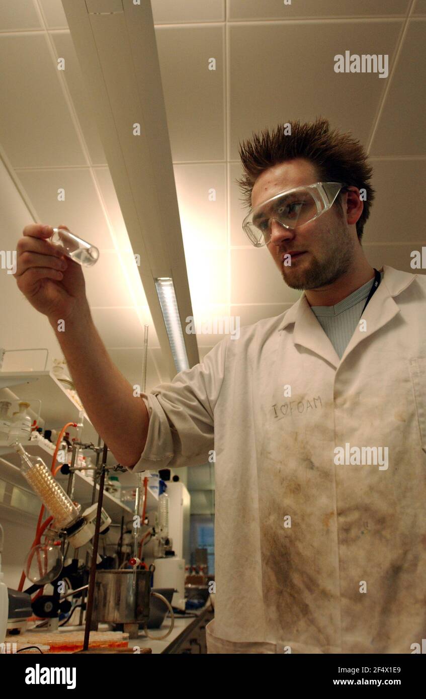 work in the chemistry lab at queen marys college,mile end. 22/1/07 tom ...