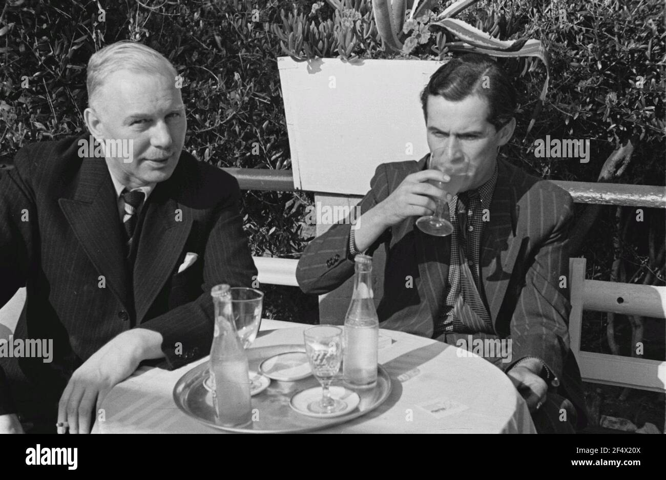 Travel Photos Italy. Two men in an outdoor cafe Stock Photo - Alamy