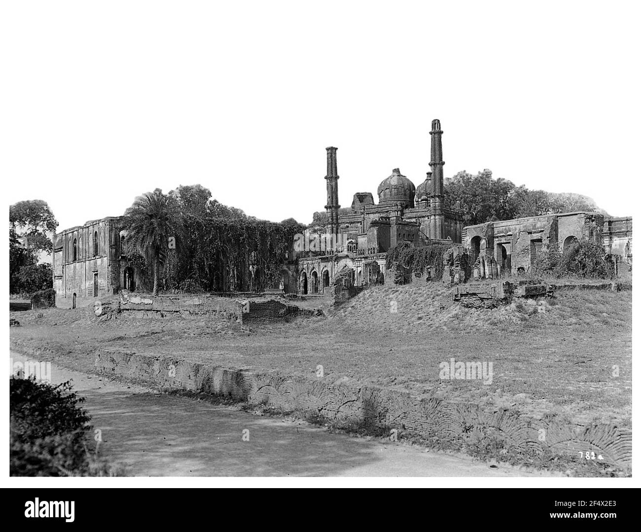 Lucknow (Lakhnau), India. Ruins of an old Islamic mosque from the ...