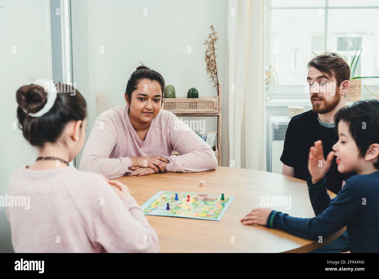 Family time table hi-res stock photography and images - Alamy