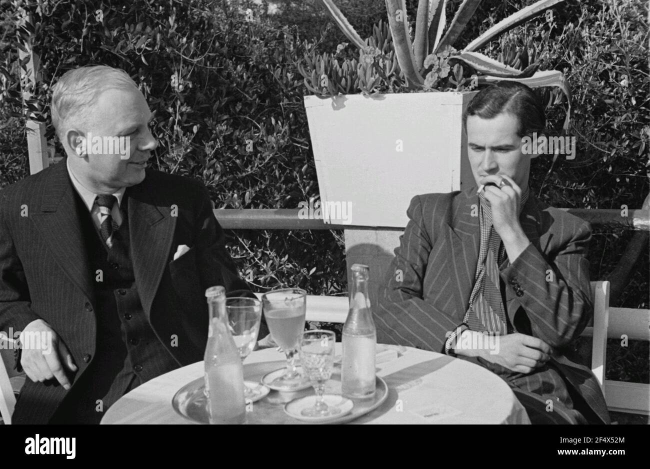 Travel Photos Italy. Two men in an outdoor cafe Stock Photo - Alamy
