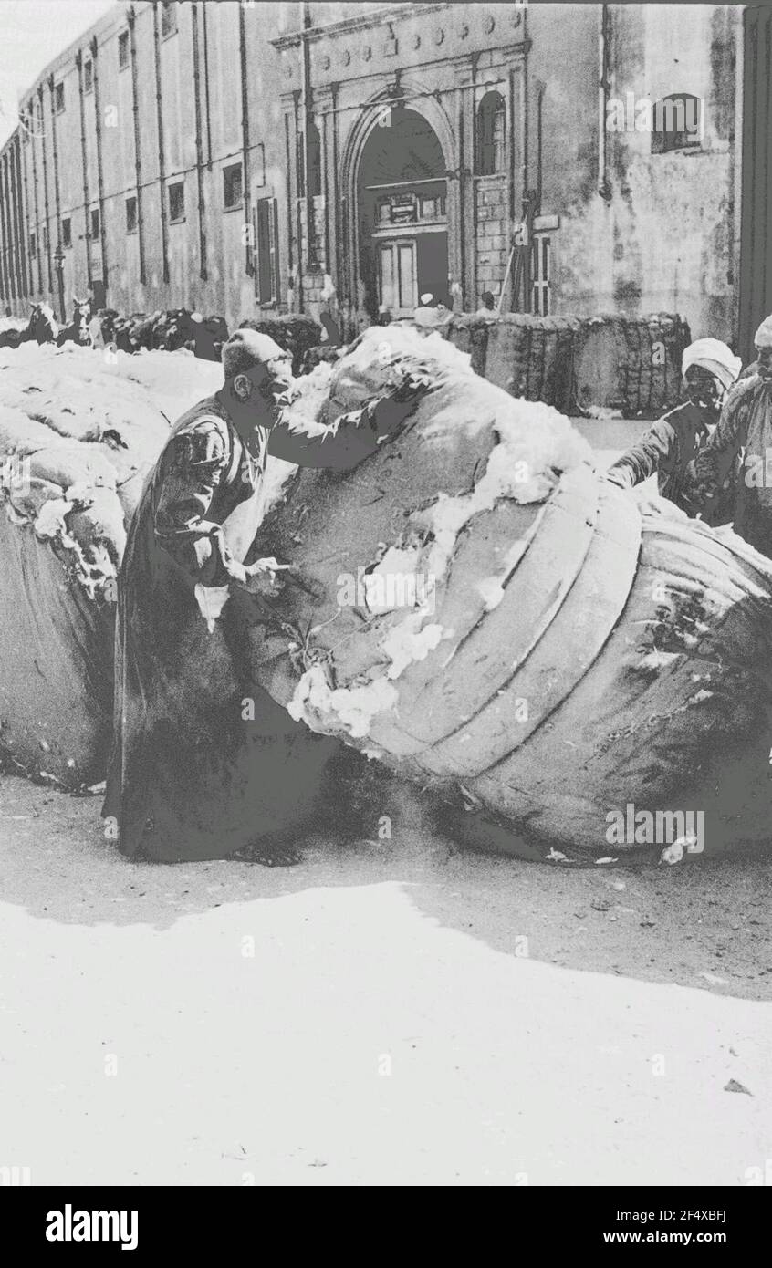 Cotton bales loading hi-res stock photography and images - Alamy