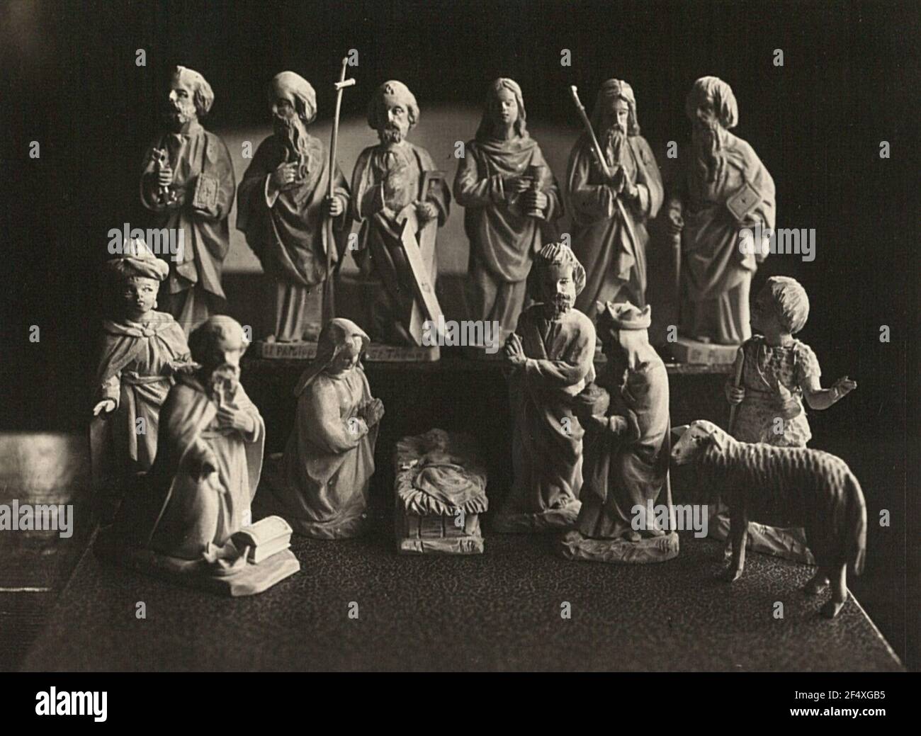 Erzgebirge. Nativity scene (Figurines from Lindenholz Stock Photo - Alamy