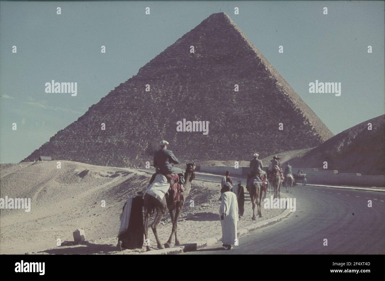 Egyptian pyramid builders hi-res stock photography and images - Alamy