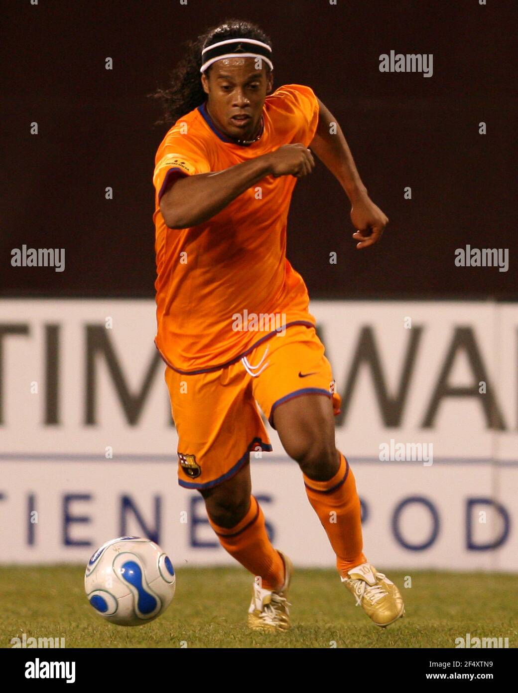 Ronaldinho starts an attack for Barcelona. FC Barcelona demolished New ...