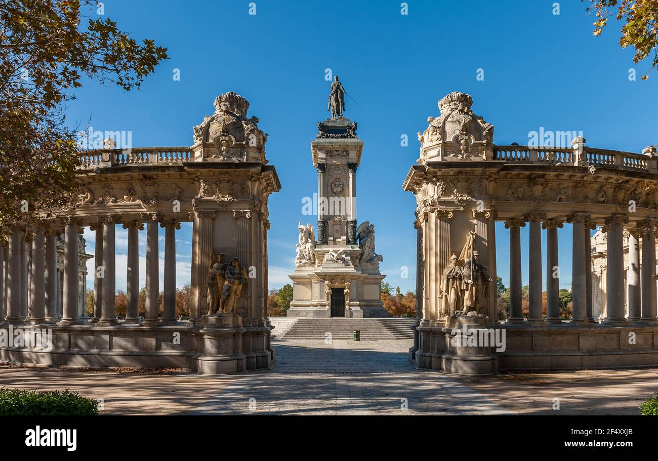 Sculpture retiro park hi-res stock photography and images - Alamy