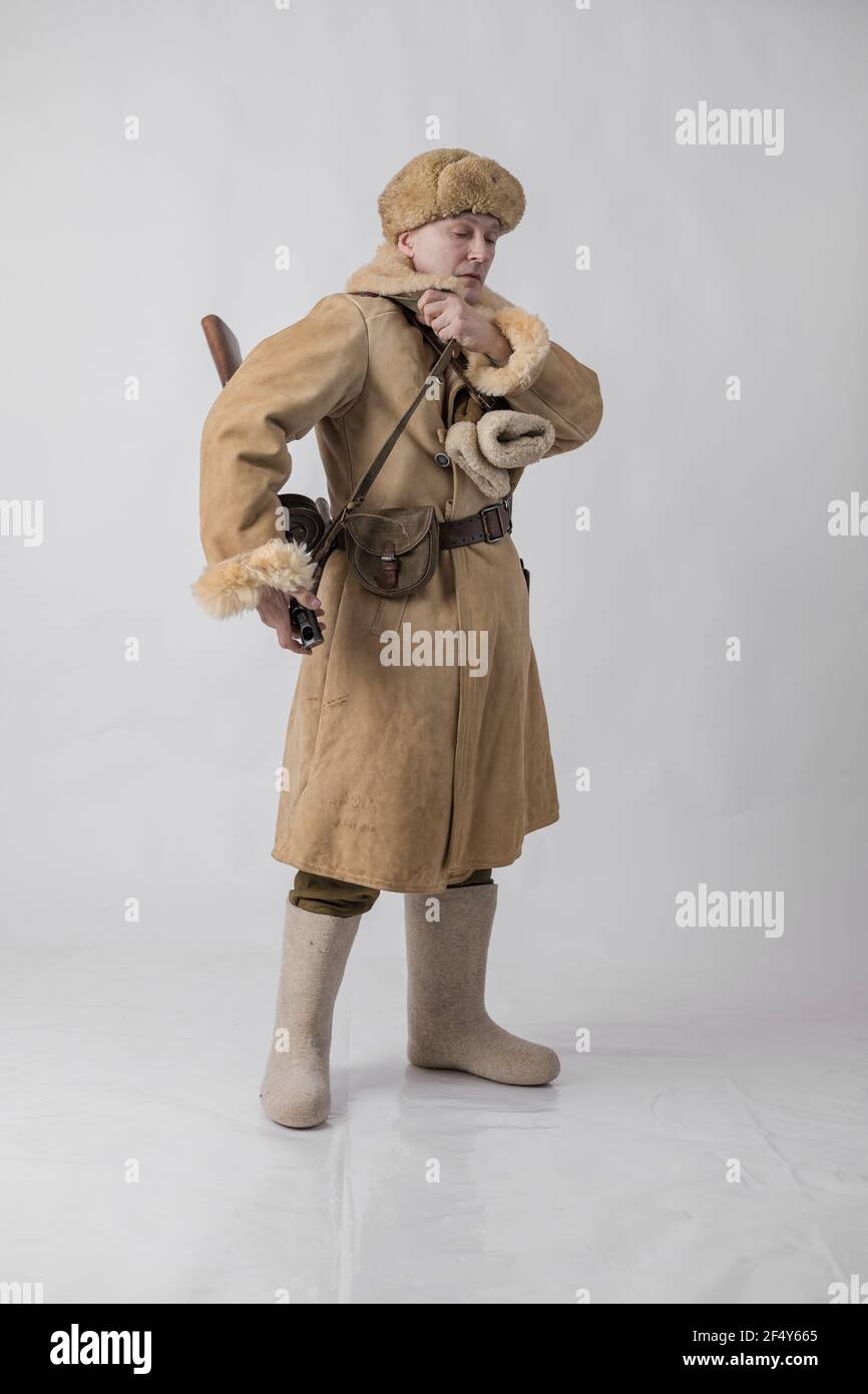 Ww2 soldier winter coat snow hi-res stock photography and images - Alamy