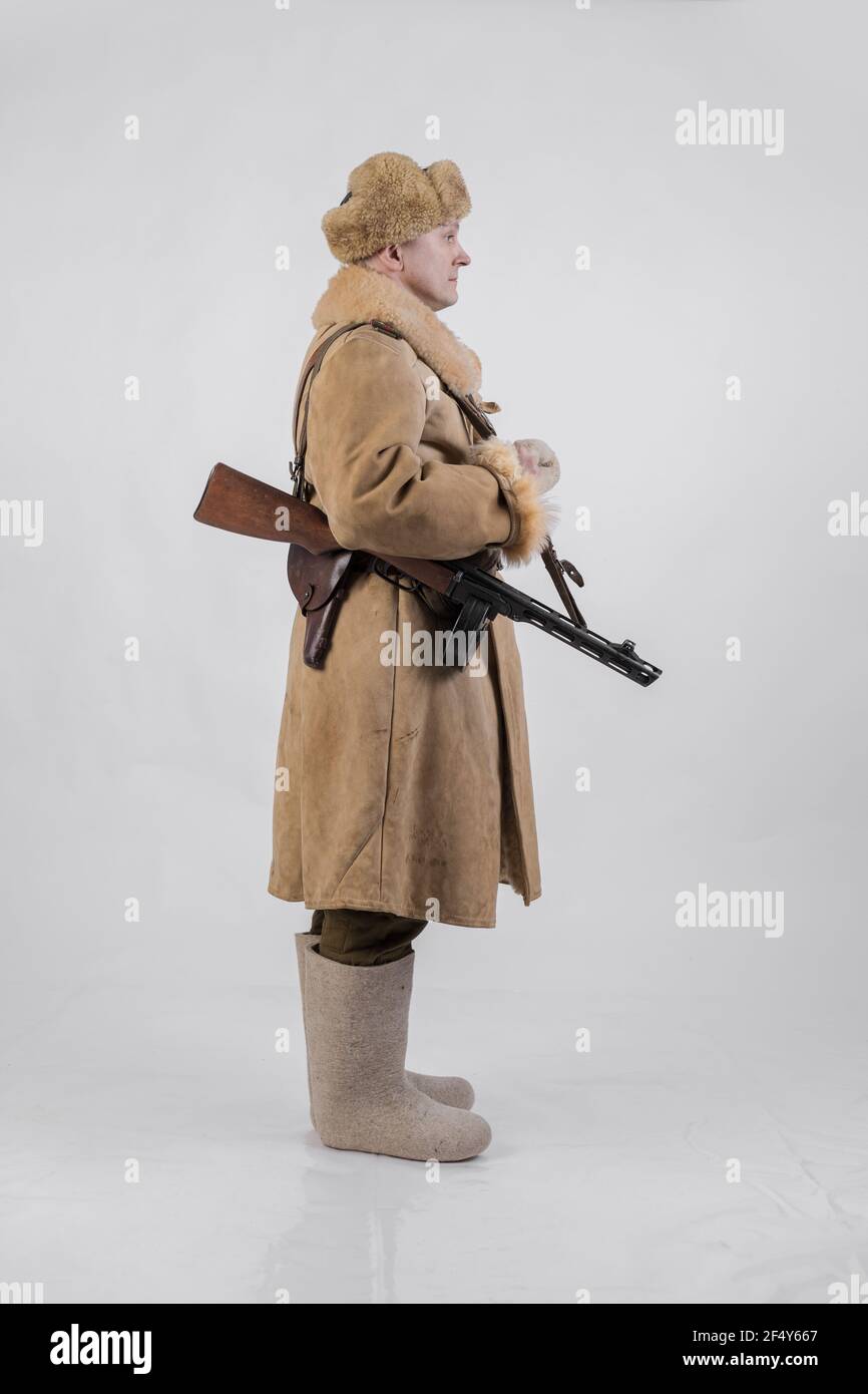 Ww2 soldier winter coat snow hi-res stock photography and images - Alamy