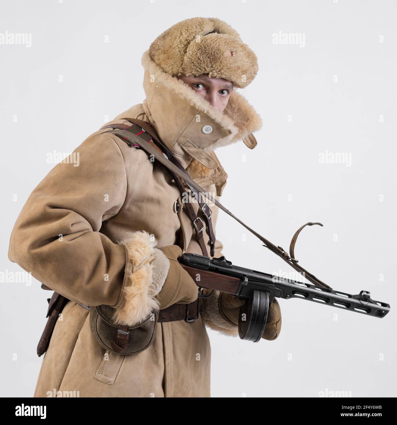 Ww2 soldier winter coat snow hi-res stock photography and images - Alamy